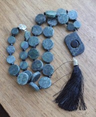 Colier jasp nelustruit si onix negru, ciucure matase | arhiva Okazii.ro