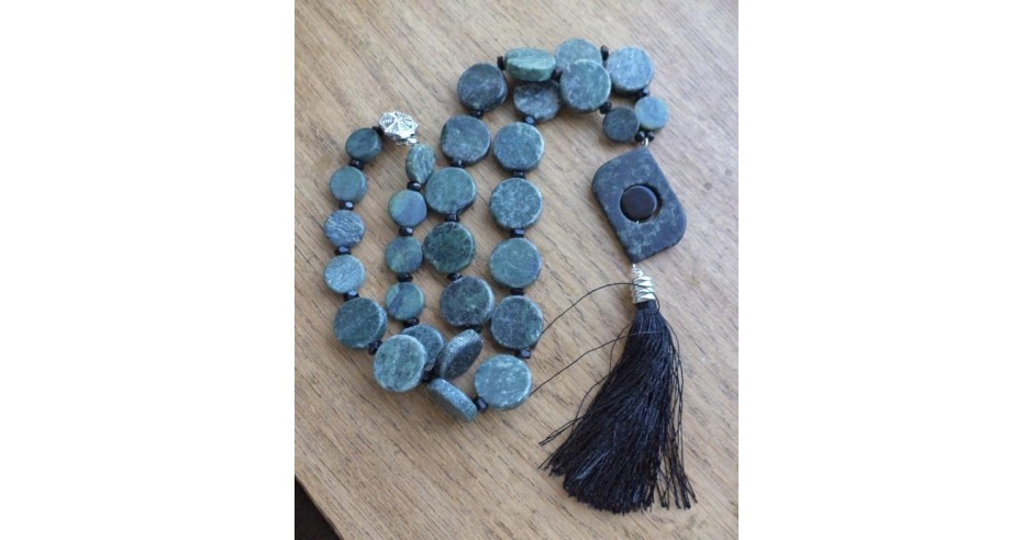 Colier jasp nelustruit si onix negru, ciucure matase | arhiva Okazii.ro