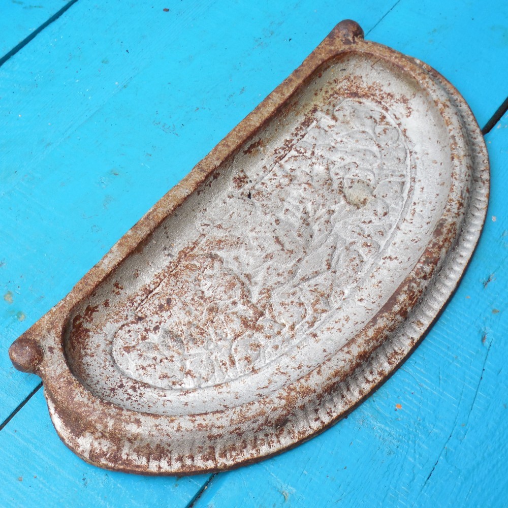 TAVA VECHE / CENUSAR PENTRU SOBA DE TERACOTA - MODELE IN RELIEF - FONTA ...