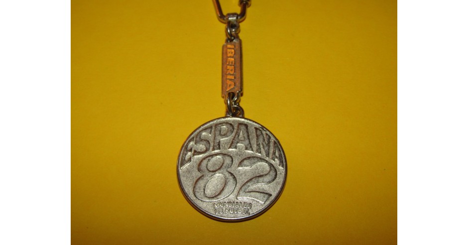 Breloc fotbal (vechi de colectie) - Campionatul Mondial SPANIA 1982 ...