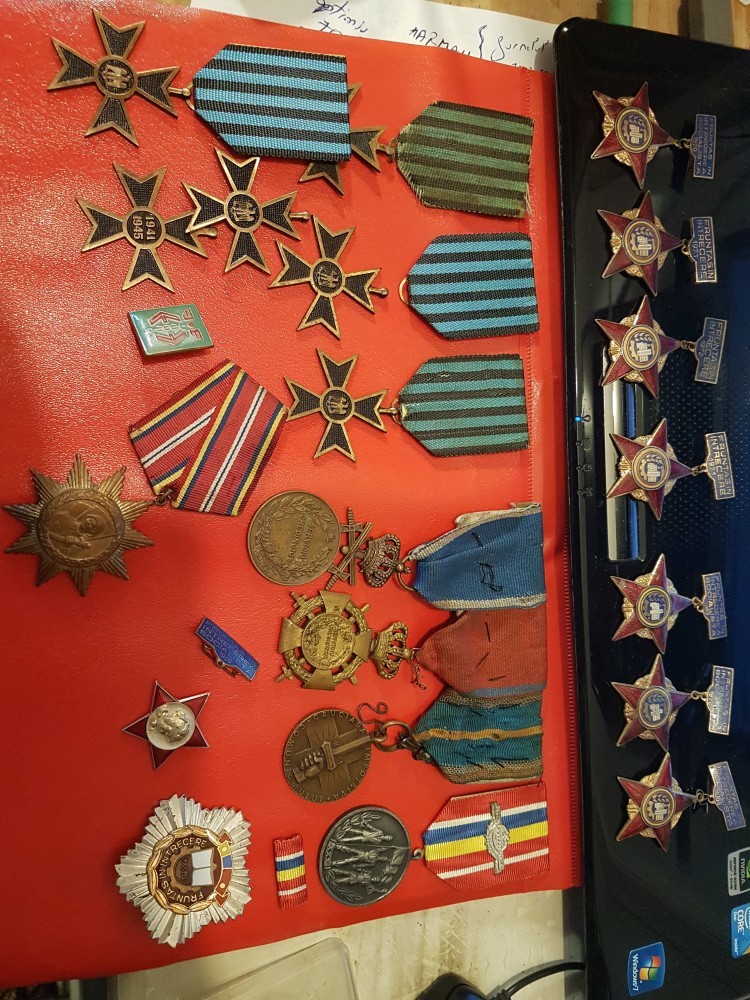Pachet insigne romanesti | arhiva Okazii.ro