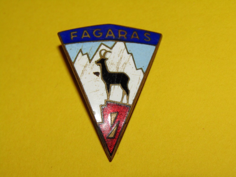 Insigna turism - "FAGARAS" - Capra Neagra (model 1) | arhiva Okazii.ro