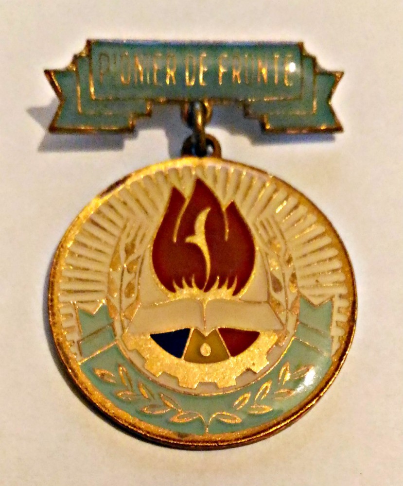 INSIGNA DISTINS CU TITLUL PIONIER DE FRUNTE 28 MM VAR. MICA EMAIL RECE ...