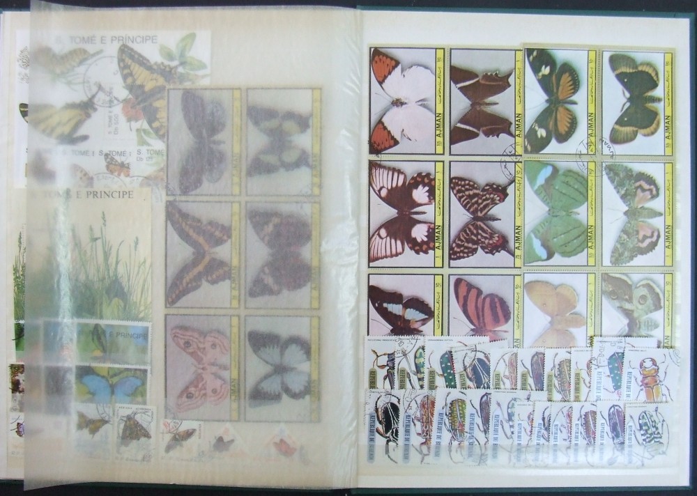 COLECTIE FLUTURI SI INSECTE IN CLASOR CU PESTE 100 EMIS.OBLIT.UNELE ...