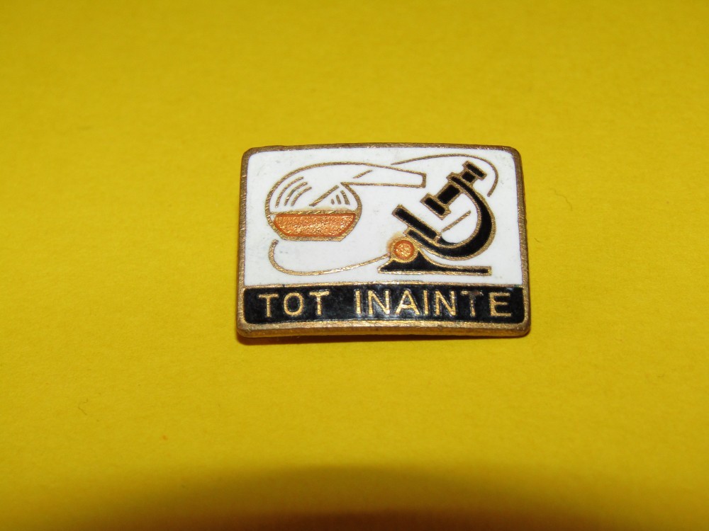 Insigna pionier - Tot Inainte | arhiva Okazii.ro