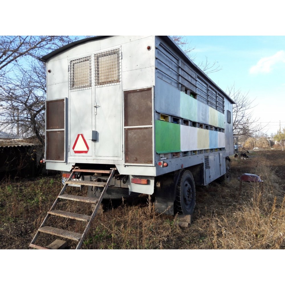 Pavilion apicol populat cu 42 familii de albine, amenajat pentru 60 ...