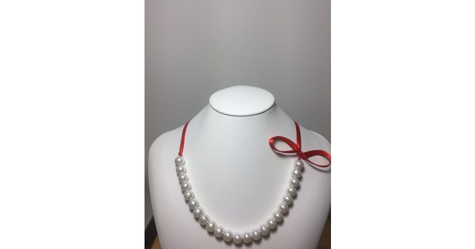 Colier simplu cu perle alb sidefiu de sticla si panglica rosie | arhiva ...