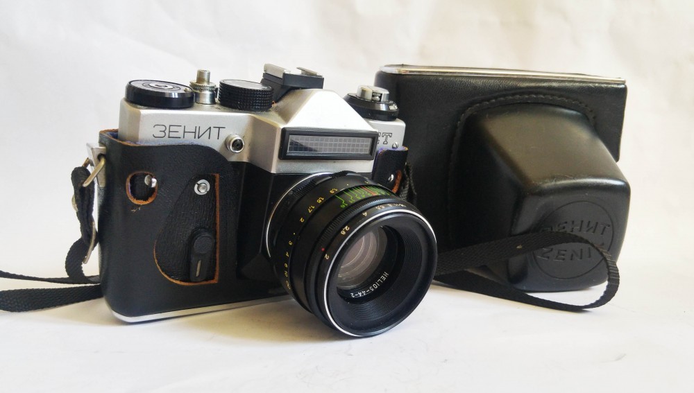 Aparat foto Zenit ET cu obiectiv Helios 44-2 2/58, etui piele | arhiva ...