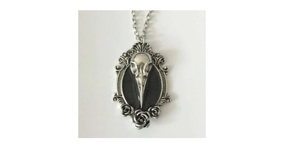 Pandantiv GOTIC CRANIU CORB/CIOARA PE OGLINDA NEAGRA RAMA TRANDAFIRI ...