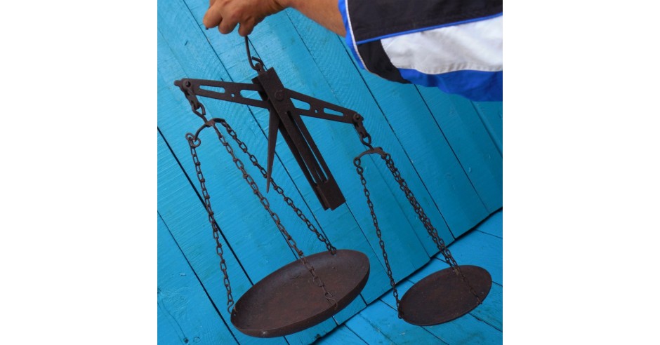 BALANTA VECHE TARANEASCA - FACUTA DIN FIER SI TABLA | arhiva Okazii.ro