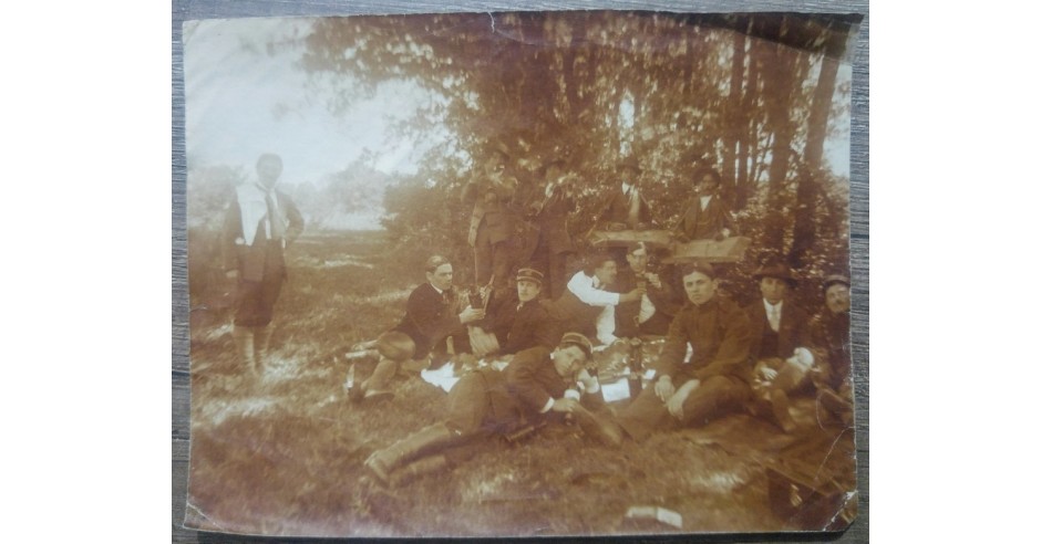 Ofiteri la padure, cu lautari// fotografie, Romania 1900 - 1950 ...