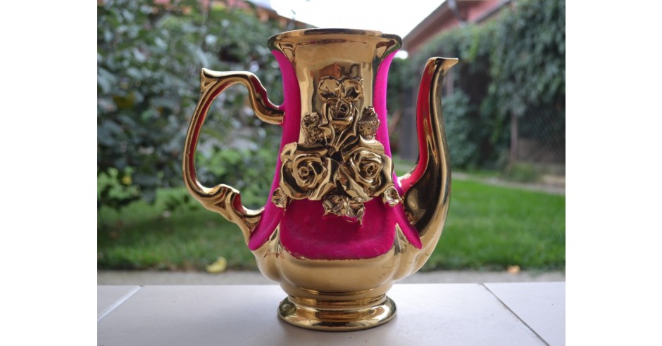 Ceainic vechi din portelan auriu imbracat in material textil, model ...