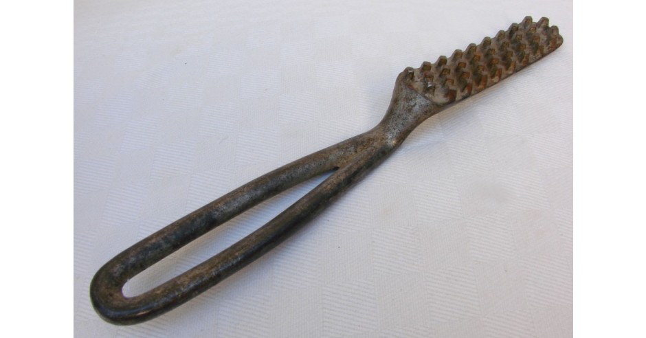 Instrument vechi suedez pentru curatat pestele de solzi (1) | arhiva ...
