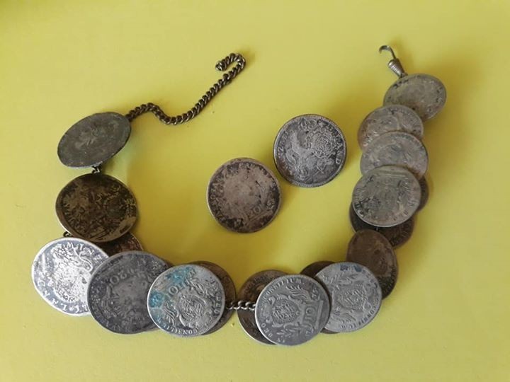 SALBA SI BROSA DIN MONEDE DE ARGINT 1700 - 1800 - 21 DE MONESE - 111 ...