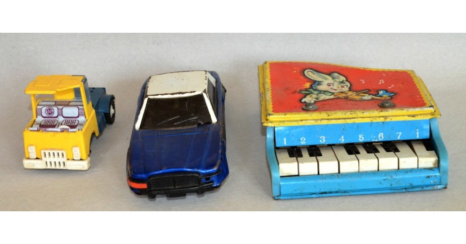 Lot jucarii vechi de tabla de colectie pentru reconditionare sau piese ...