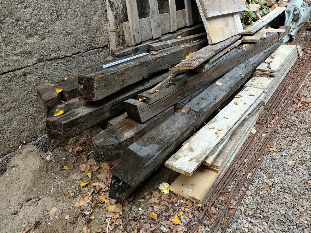 Grinzi din lemn vechi din structura unui acoperis din anii '50 | arhiva ...