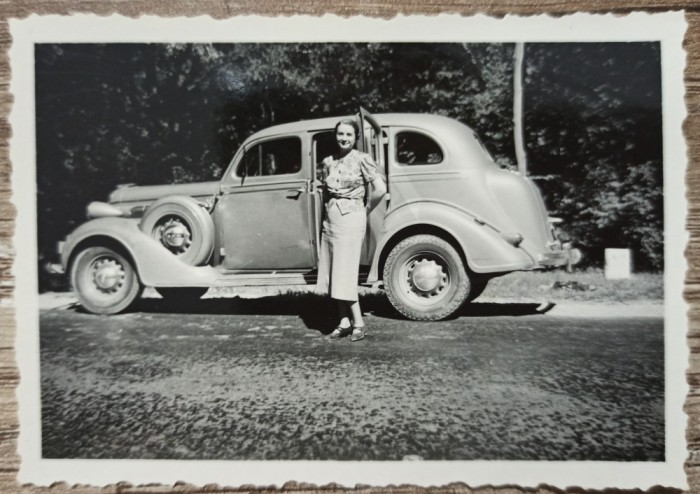 Domnisoara cu automobil de epoca, perioada interbelica// fotografie ...