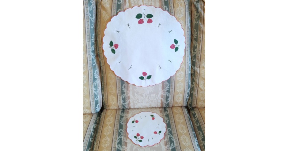 Set 2 mileuri brodate manual- Capsuni | arhiva Okazii.ro