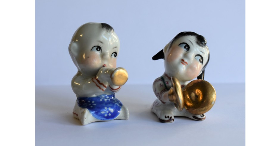 Doua statuete vechi din portelan - Copii chinezi cantand la instrumente ...