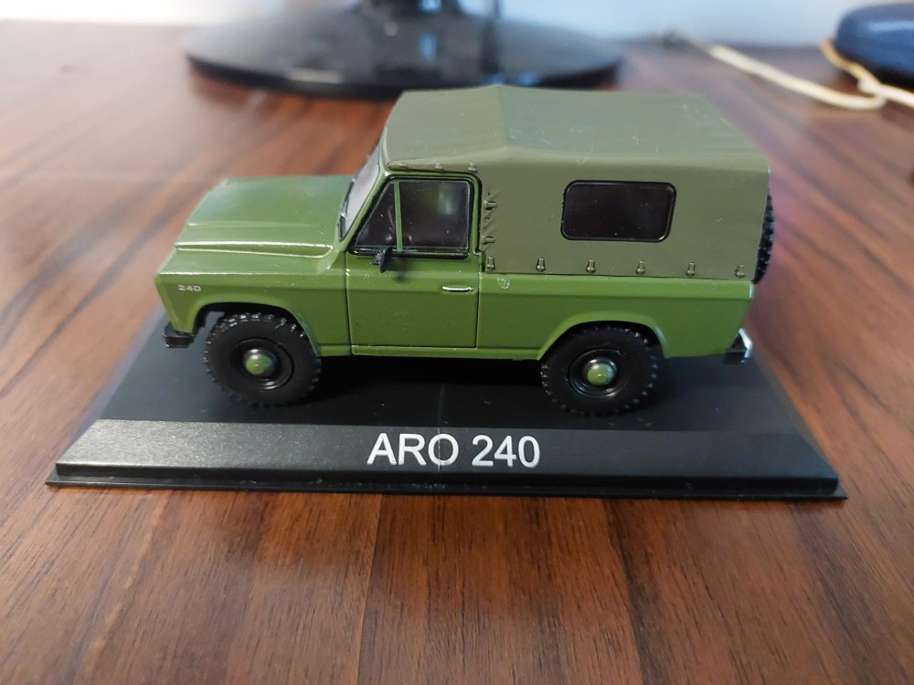 Macheta ARO 240 1972 - DeAgostini Masini de Legenda, 1/43, cu defect ...