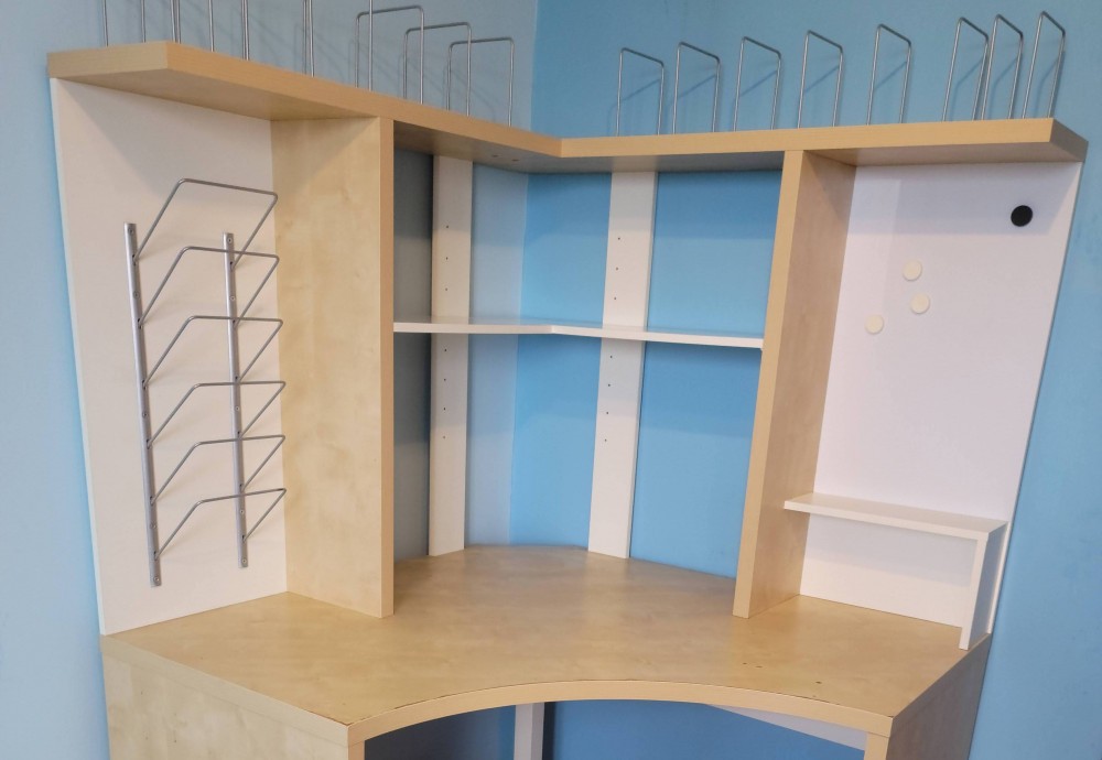 Birou de colt Ikea cu tabla magnetica si organizator reviste | arhiva ...