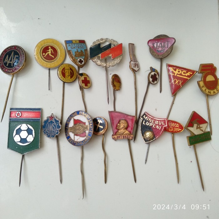 -Y- LOT 20 INSIGNE DIVERSE , ROMANESTI SI STRAINE | Okazii.ro