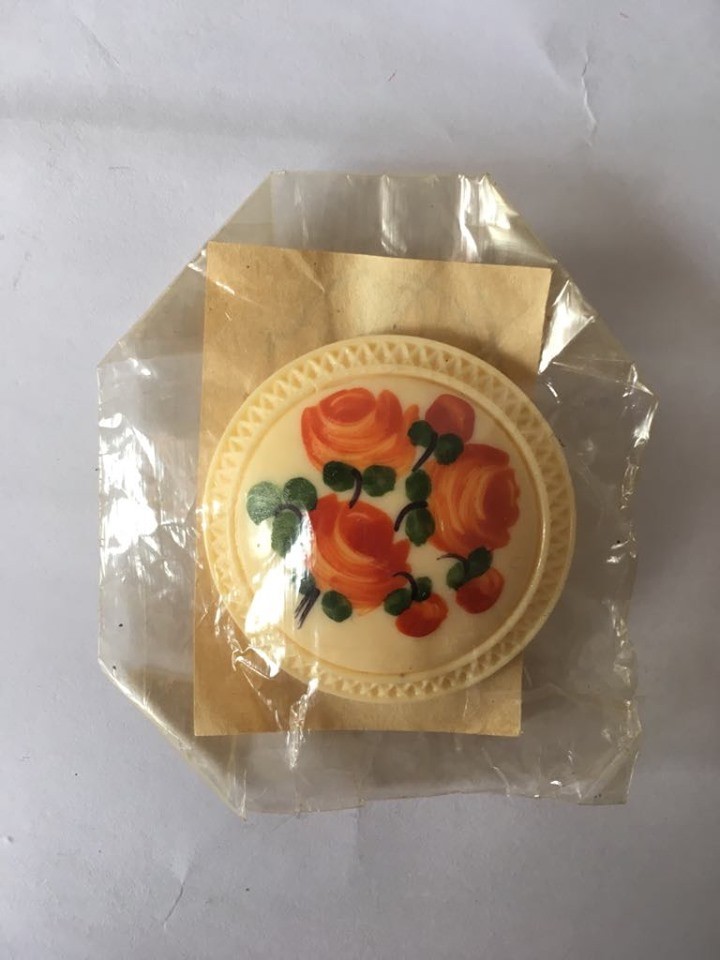 Brosa veche romaneasca cu trandafiri, plastic, Coop Arta Aplicata, din ...