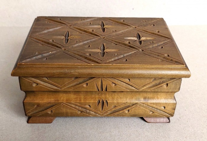 Caseta vintage din lemn cu 4 picioruse si ornamente geometrice 18x13cm ...