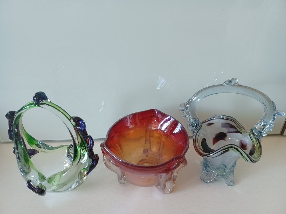 2 cosulete vechi sticla colorata si bomboniera, perioada comunista ...