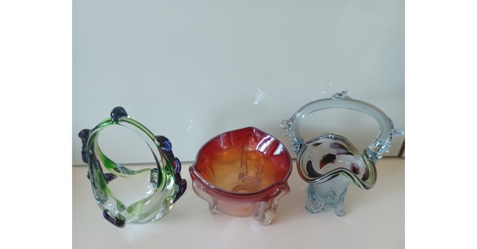 2 cosulete vechi sticla colorata si bomboniera, perioada comunista ...