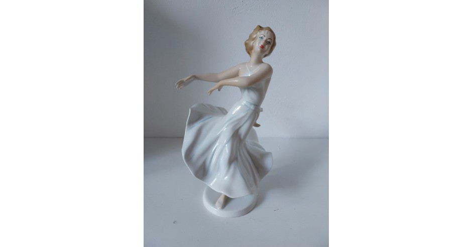 Femeie dansatoare, bibelou portelan fin ARPO Curtea de Arges, anii 80 ...