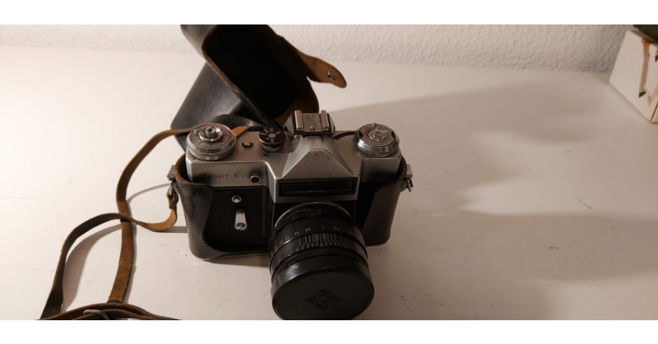 Aparat foto Zenit cu blitz, obiectiv si parasolar obiectiv | arhiva ...