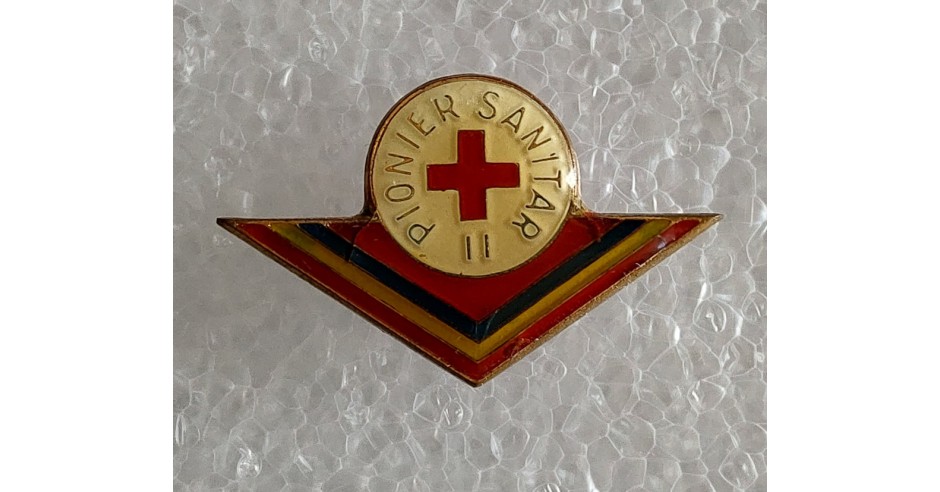 Insigna pionieri - Pionier sanitar clasa a II - a | arhiva Okazii.ro