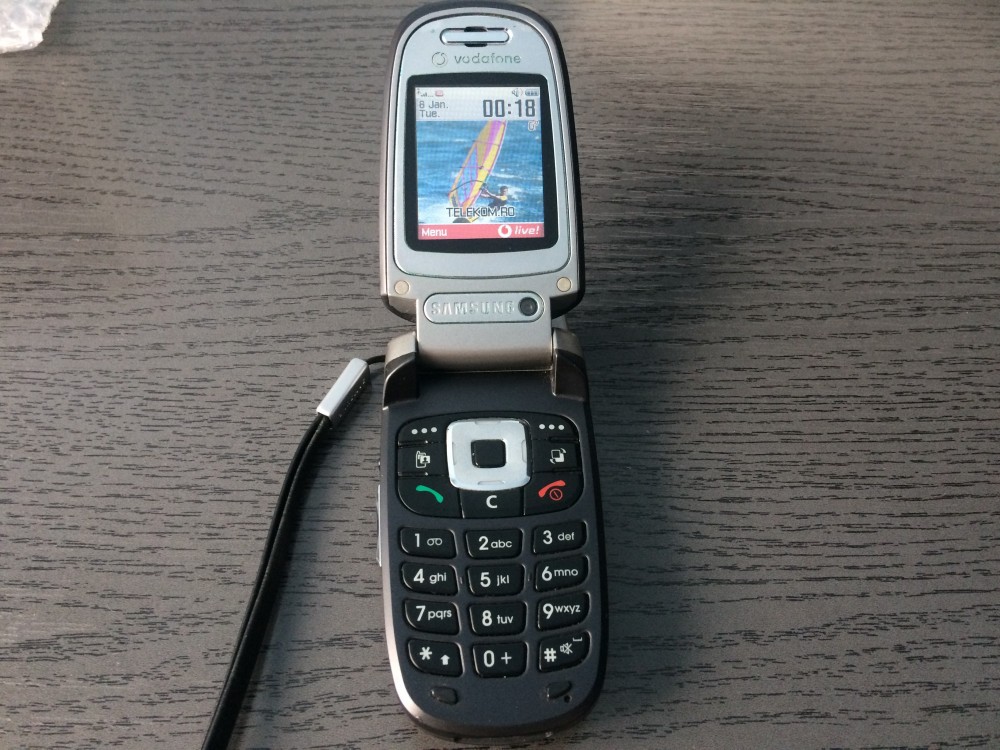 TELEFON DE COLECTIE CU CLAPETA SAMSUNG SGH-ZV10 FUNCTIONAL.VA ROG ...