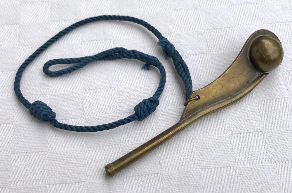 FLUIER vechi de MARINA, MARITIM din alama cu snur cu noduri pescaresti ...