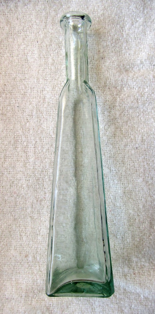 Sticla veche lucrata manual in Spania.Forma triunghiulara.Vintage ...