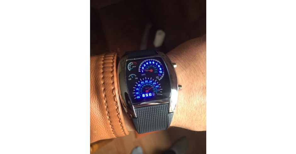 Ceas LED, design auto, turometru- lumina albastra | arhiva Okazii.ro