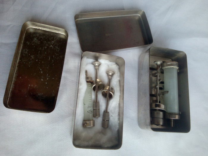Seringi din sticla de 5 si 2 ml in cutii de metal pt. sterilizare, anii ...