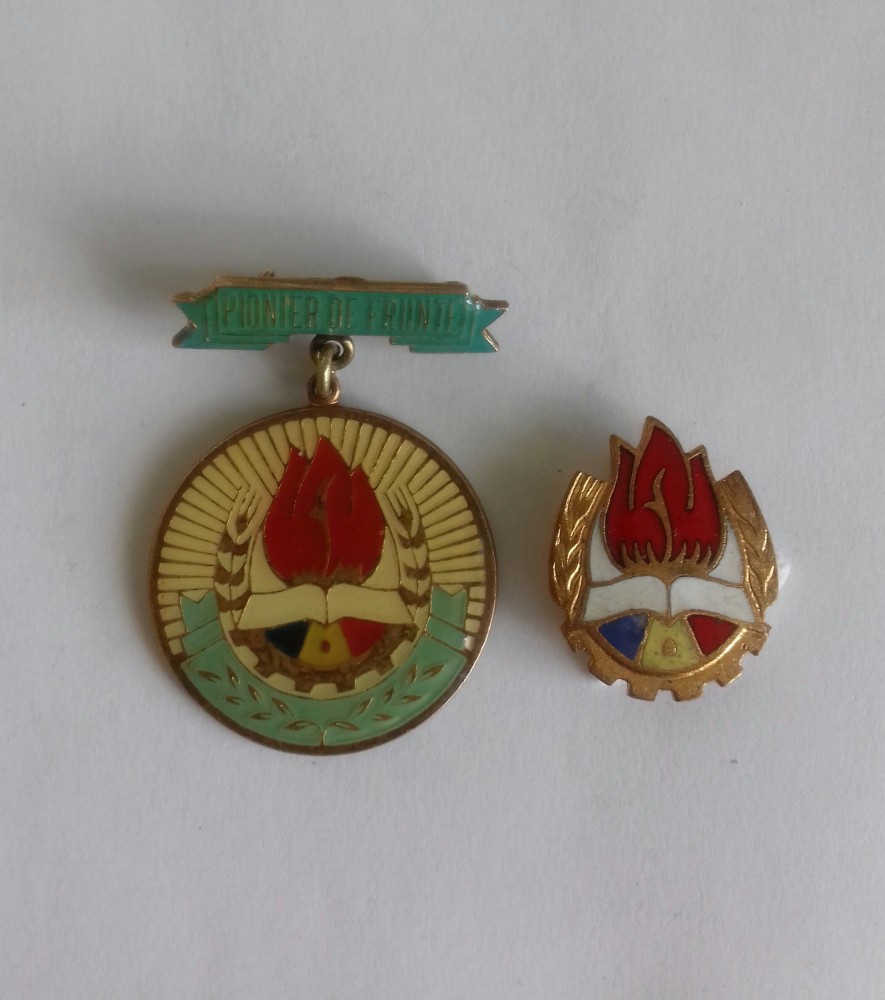 INSIGNE PIONIER + PIONIER DE FRUNTE | arhiva Okazii.ro