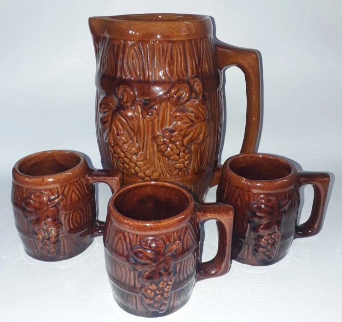 VAS / ULCIOR / CARAFA CERAMICA MARO CU TREI CANI, DESIGN STRUGURI SI ...