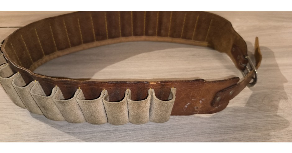 CARTUSIERA PT. VANATOR MODEL VECHI DIN PIELE - LUNGIME 97 cm | Okazii.ro