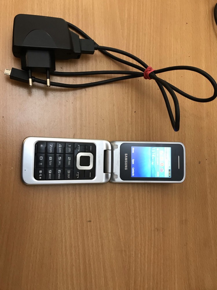 SAMSUNG CU CLAPETA SI BUTOANE MARI + INCARCATOR | arhiva Okazii.ro