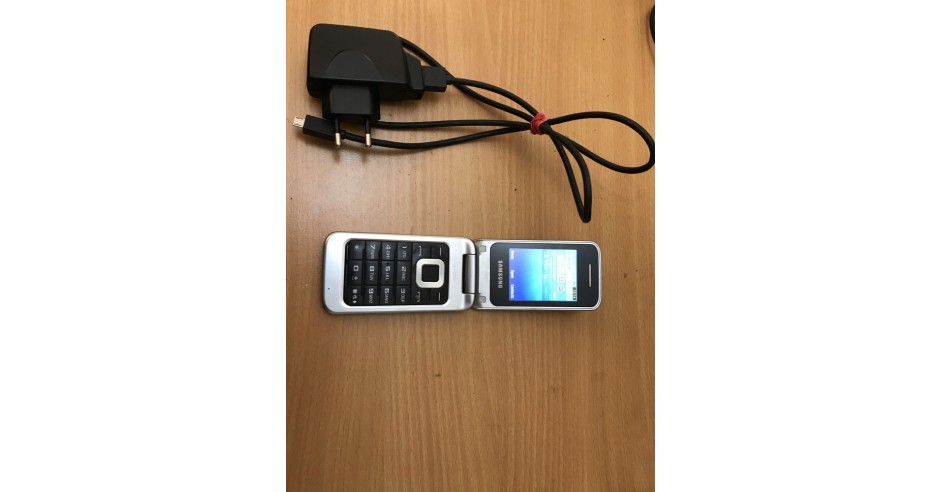 SAMSUNG CU CLAPETA SI BUTOANE MARI + INCARCATOR | arhiva Okazii.ro