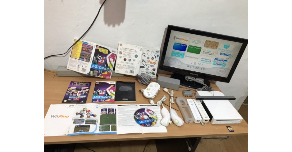 CONSOLA NINTENDO WII + 2 MANETE WII + 2 JOCURI WII PLAY INCARCATOR+ ...