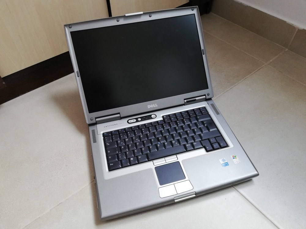 Laptop retro Dell Latitude D810 15.4 UltraSharp Wide Screen WUXGA ...