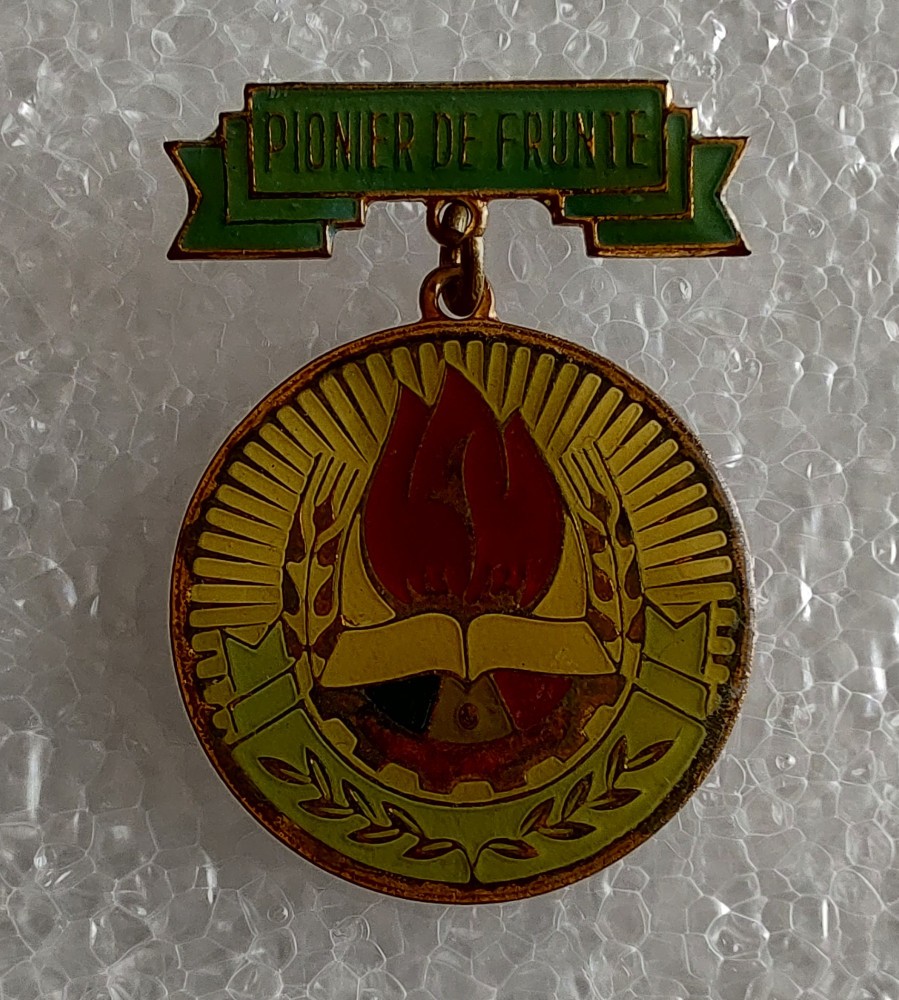 Insigna pionieri cu bareta - Pionier de frunte - Varianta mica | arhiva ...