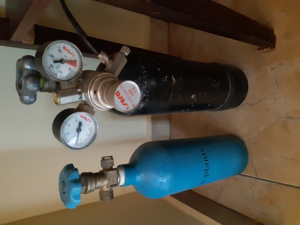 Vand 2 butelii co2 acvaristica 2 litri buc+ 1 manometru | arhiva Okazii.ro