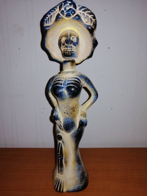 Figurina schelet ceramica silueta de femeie cu cap mobil de mort craniu ...