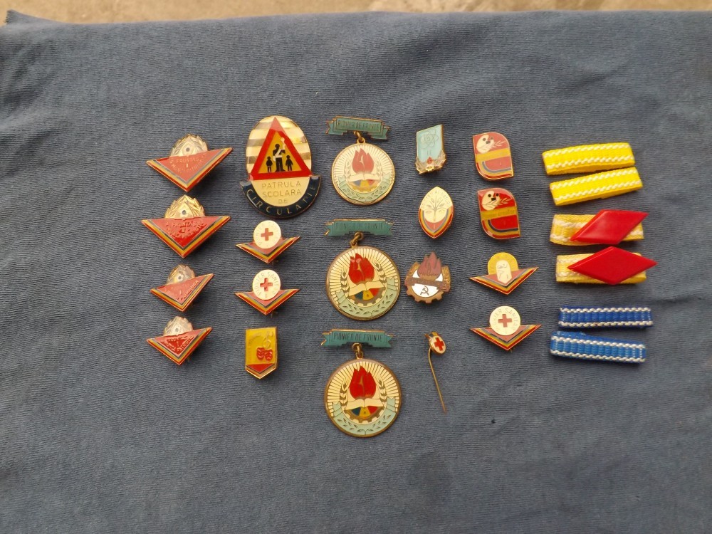 Insigne si trese pentru pionieri,perioada comunista. | arhiva Okazii.ro