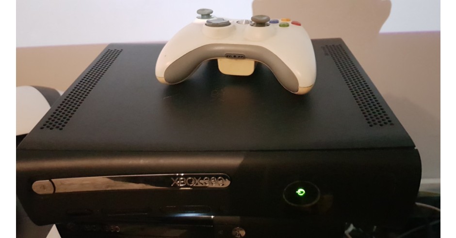 Xbox 360 Slim + 3 Jocuri: Diablo 3, Gears of War, Assassin's Creed ...
